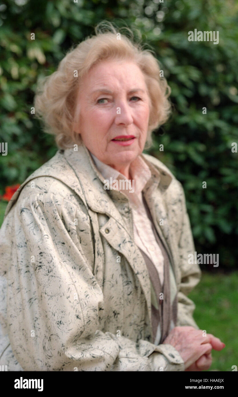 Singer dame vera lynn home hi-res stock photography and images - Alamy