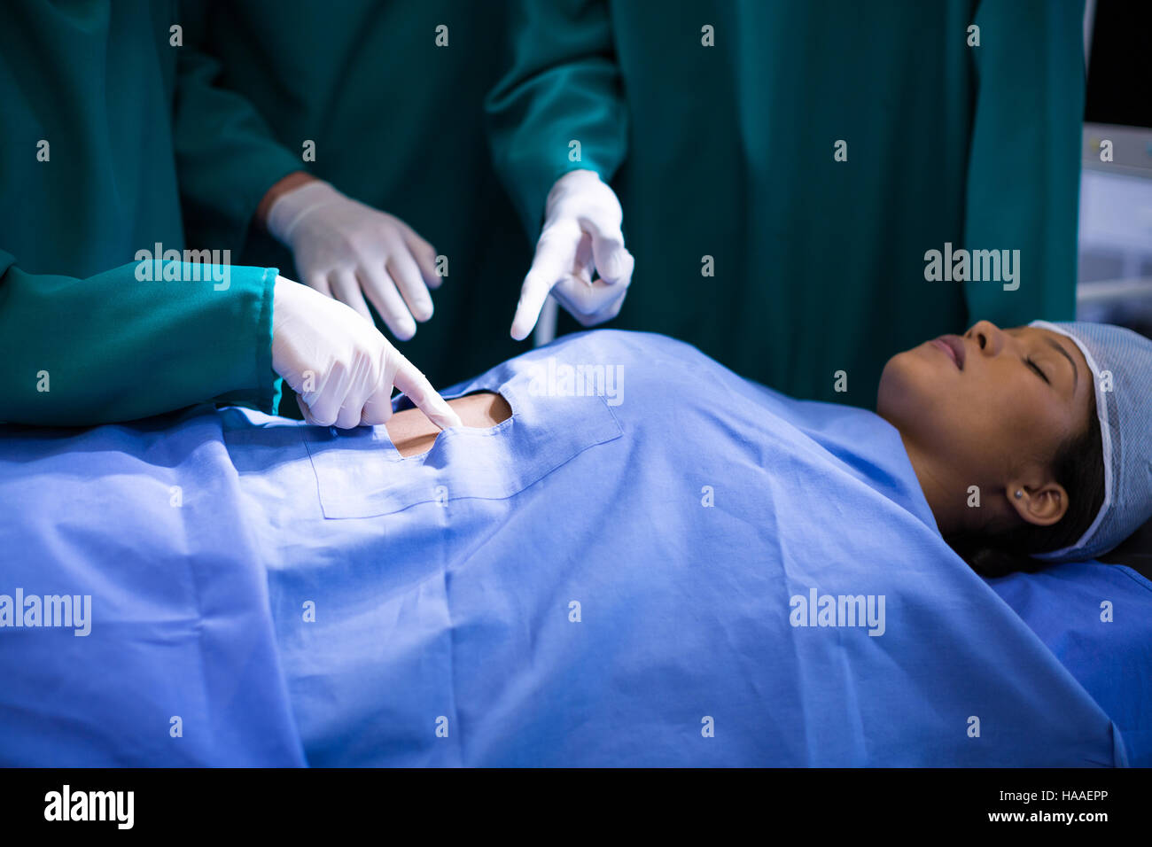 Surgeons performing operation in operation theater Stock Photo - Alamy