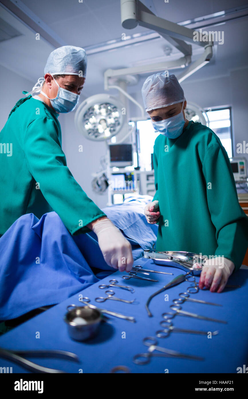 Surgeons performing operation in operation theater Stock Photo - Alamy