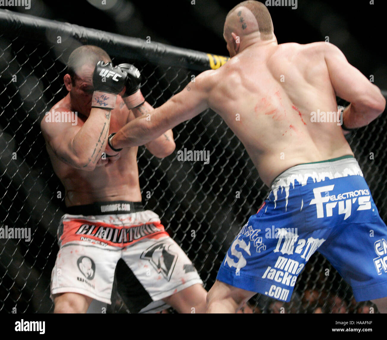 Chuck Liddell, right, fights Wanderlei Silva during UFC 79 at the ...