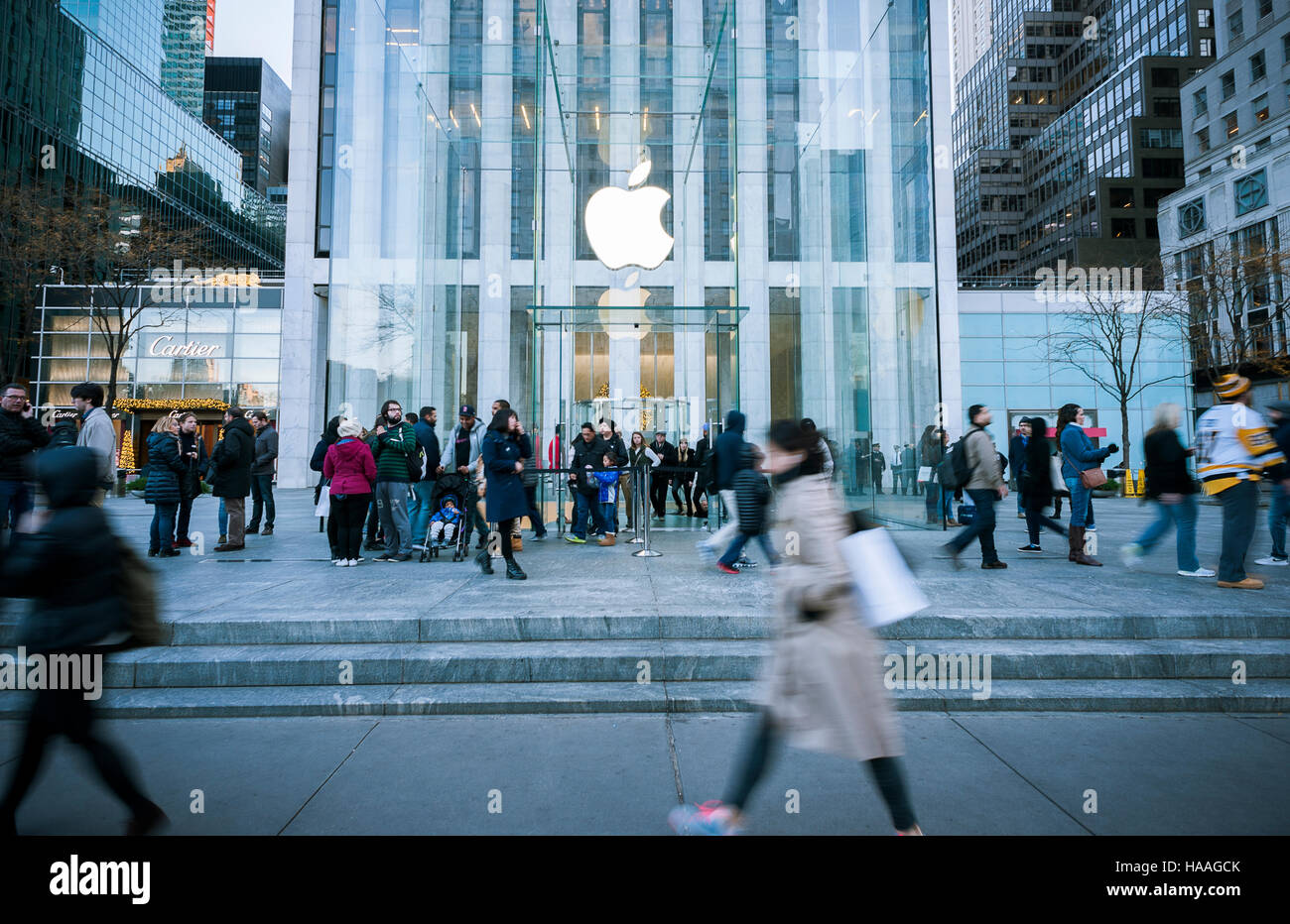 The Apple store on Fifth Avenue in New York on Saturday, November 26 ...