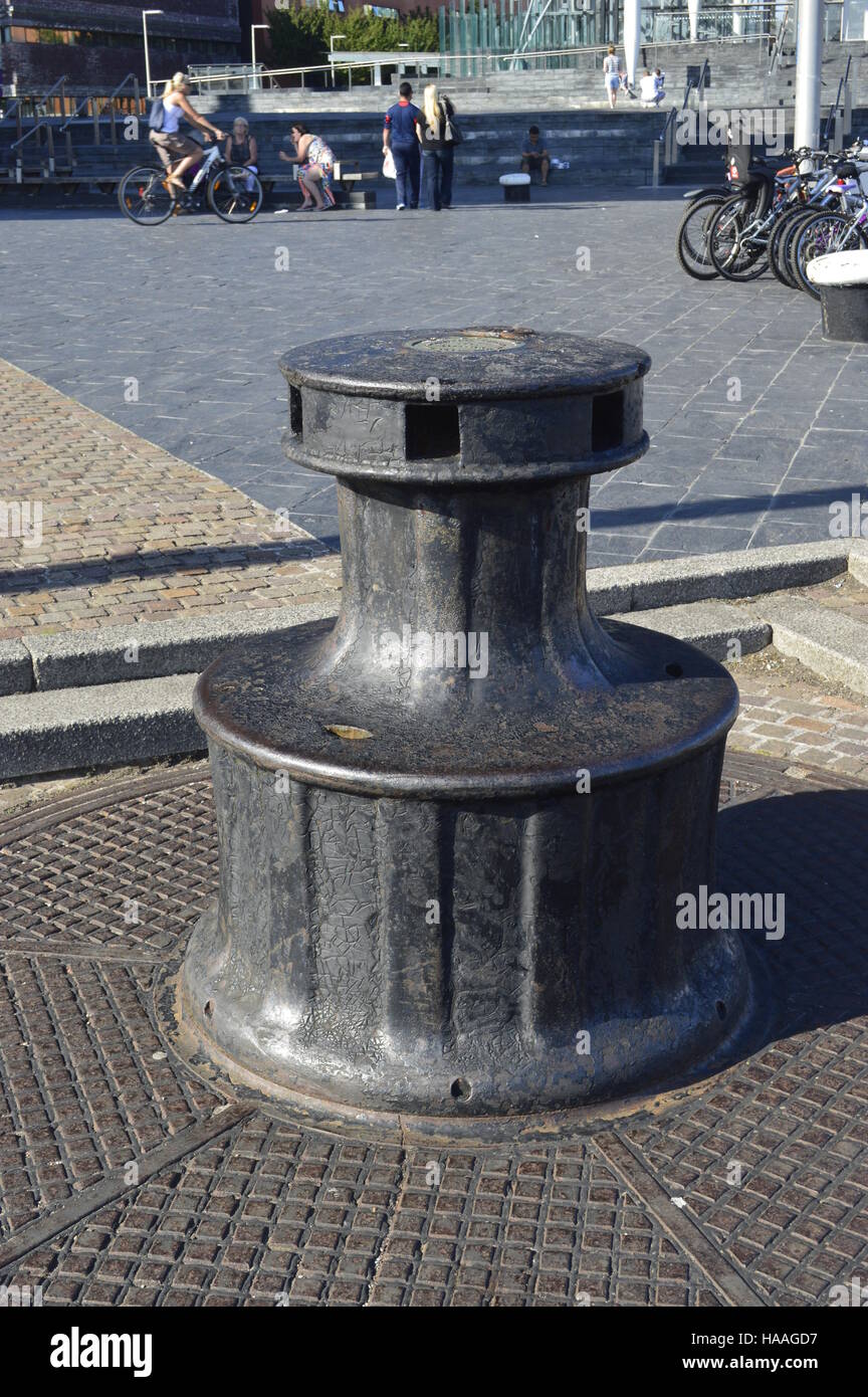 Capstan on quay in Cardiff Bay Stock Photo - Alamy