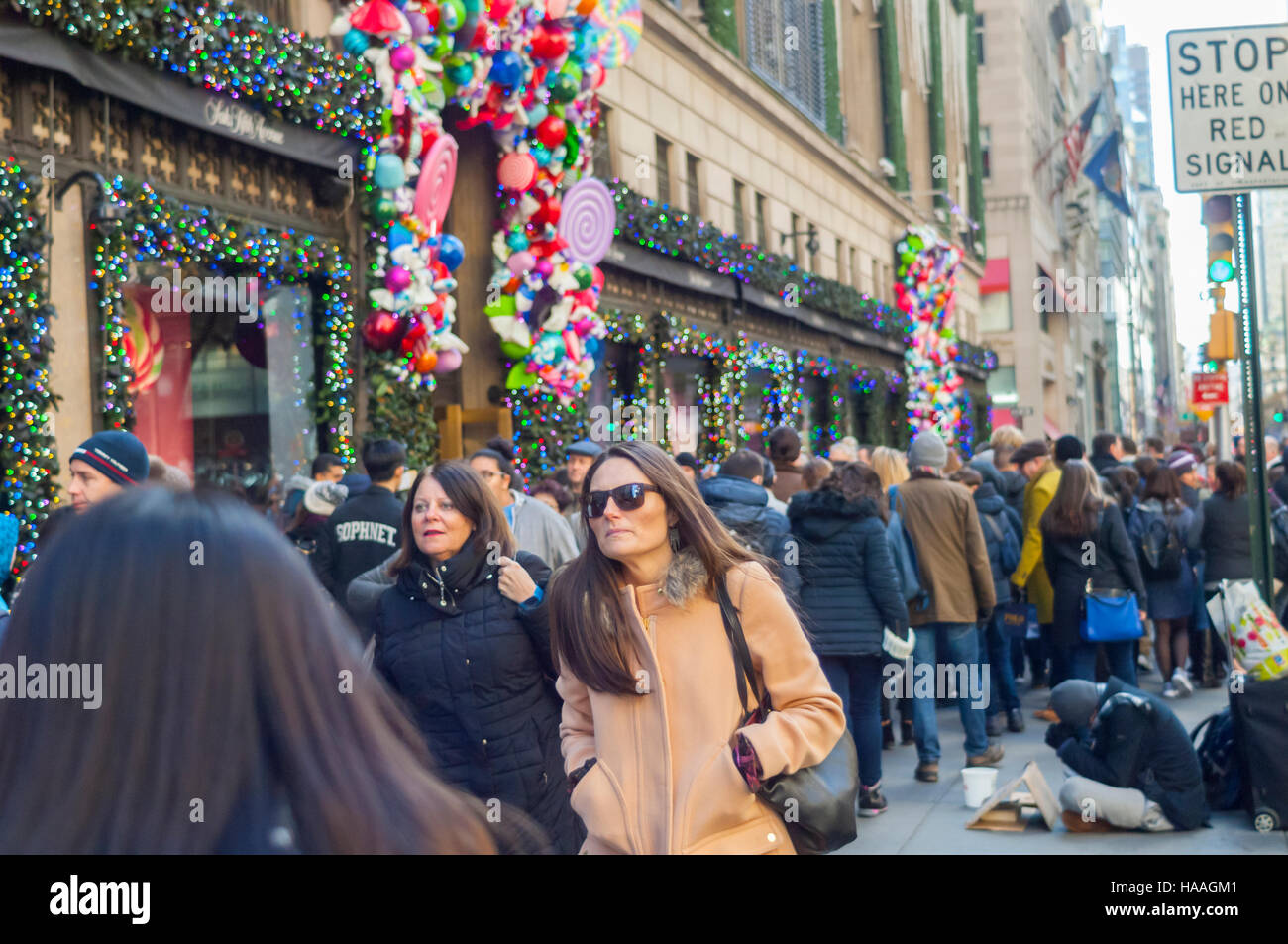 Saks fifth avenue department store hi-res stock photography and images ...