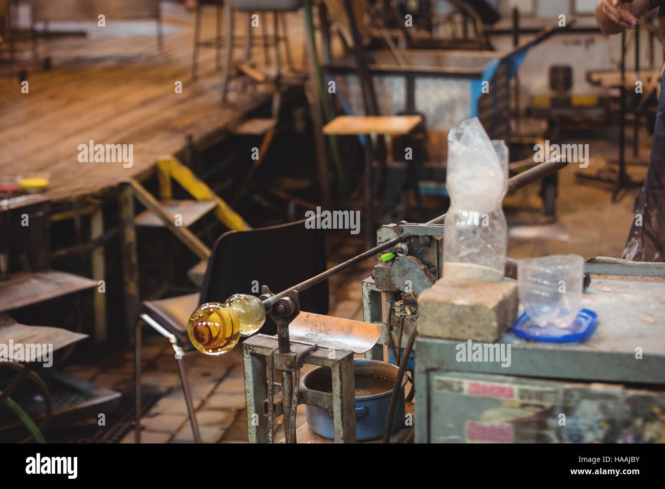 Molten glass on blowpipe hi-res stock photography and images - Alamy