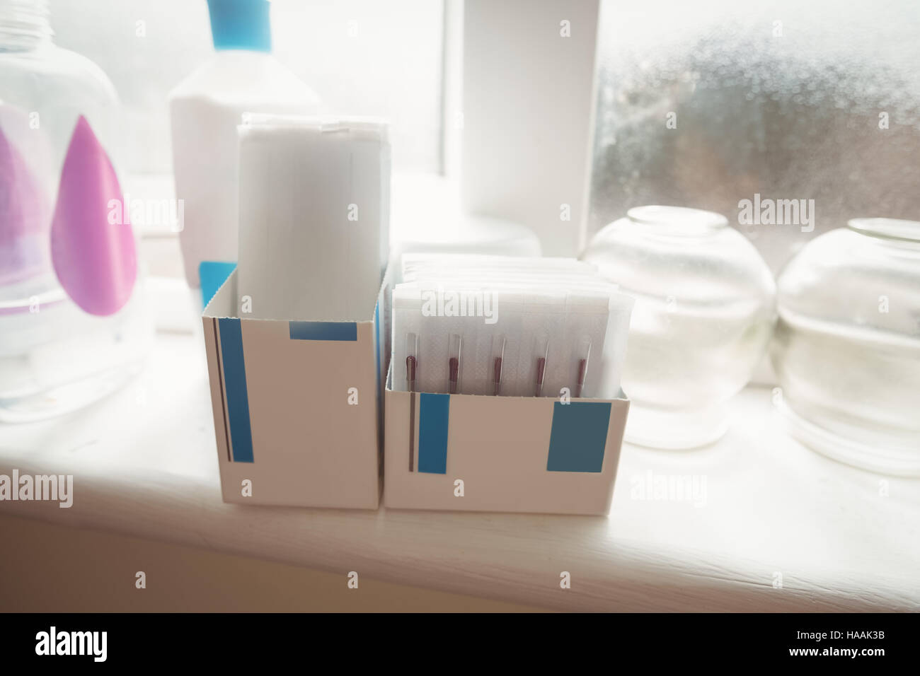 Close-up of opened dry needle boxes Stock Photo - Alamy