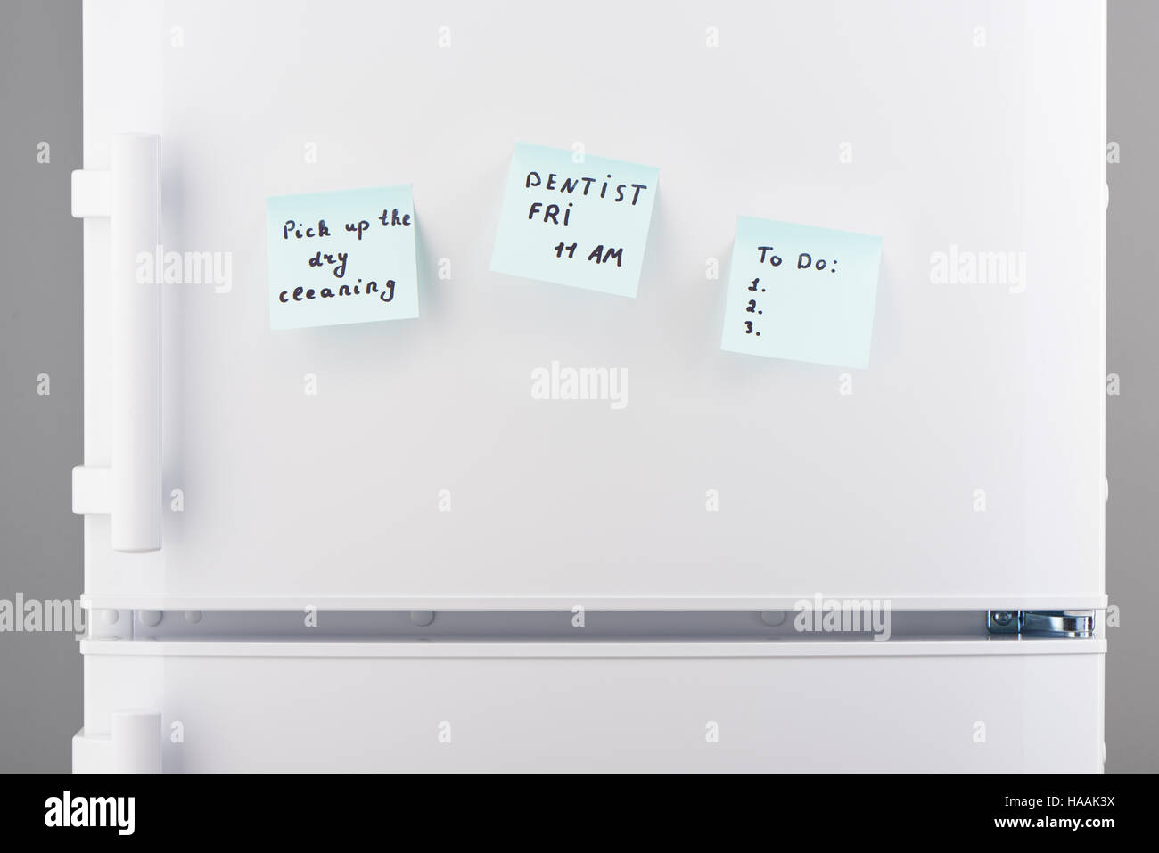 Blue sticky notes hi-res stock photography and images - Alamy