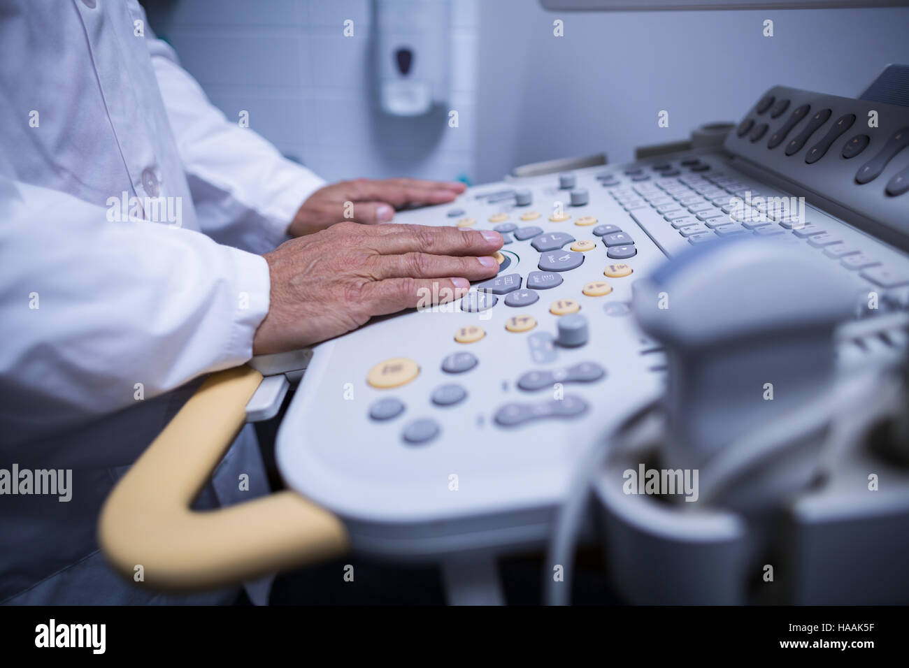 Ultrasonic device hi-res stock photography and images - Alamy