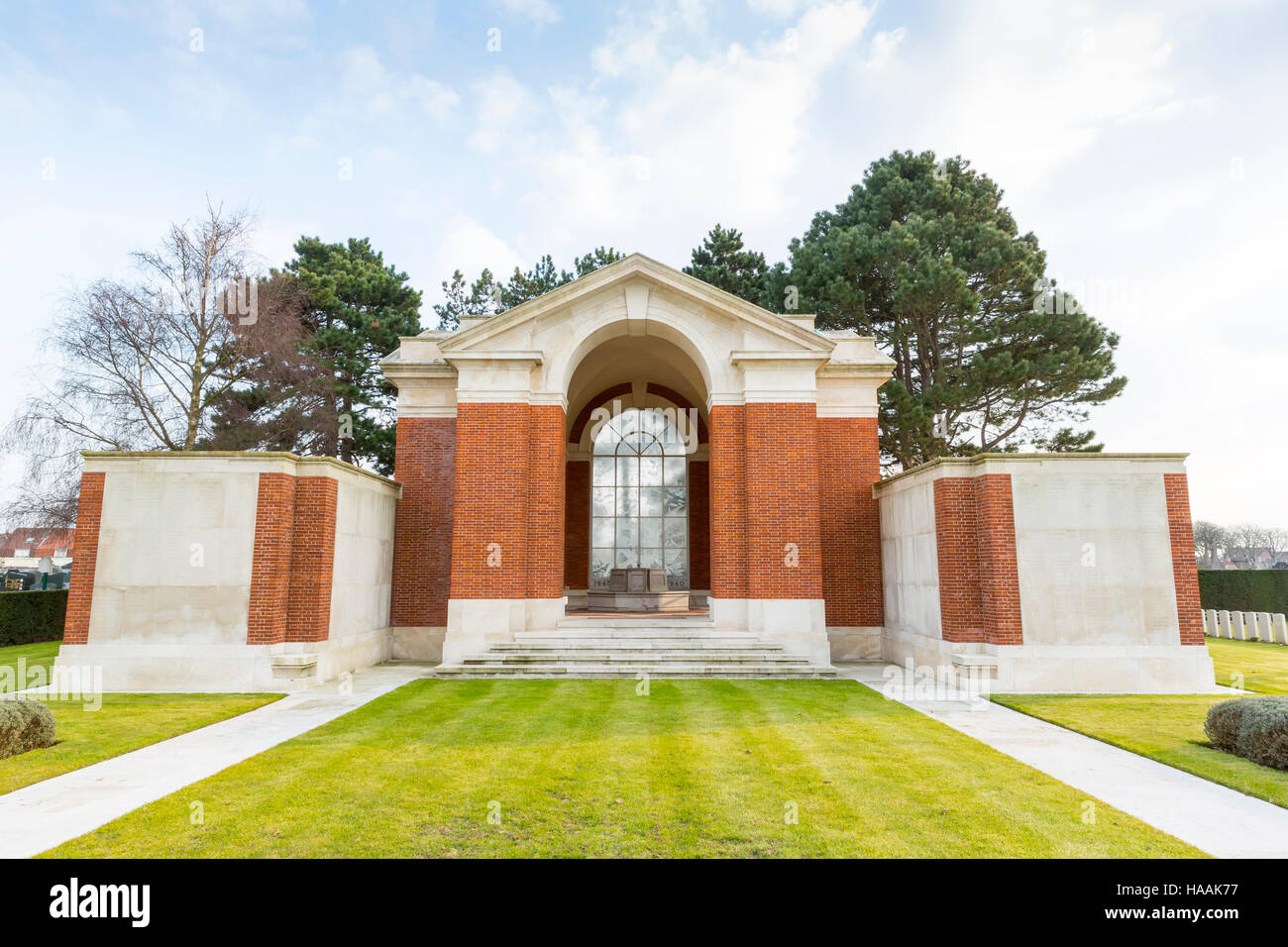 The Commonwealth War Graves Commission (CWGC) DUNKIRK MEMORIAL CEMETARY ...