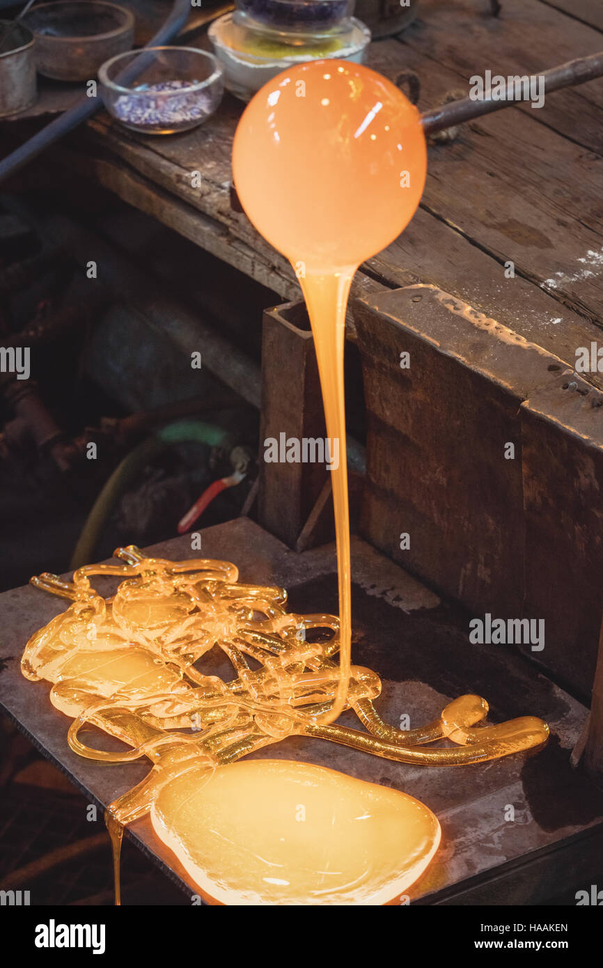 Molten glass on blowpipe hi-res stock photography and images - Alamy