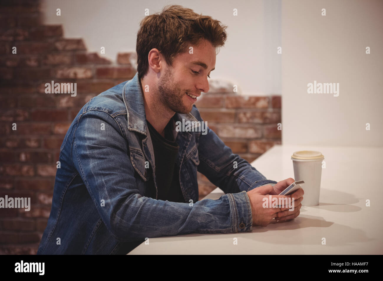 Man using mobile hi-res stock photography and images - Alamy