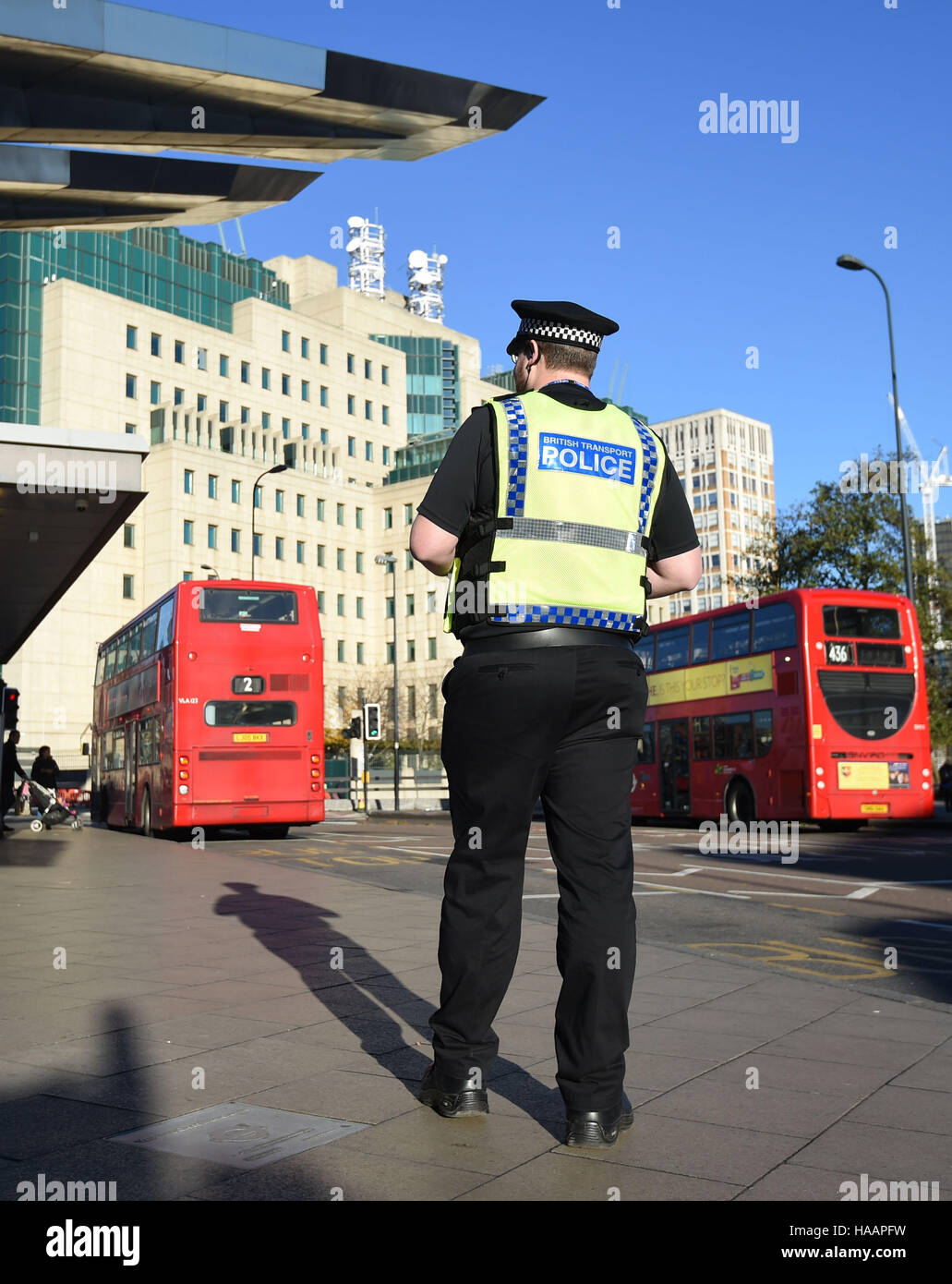 Mi6 building bus hi-res stock photography and images - Alamy