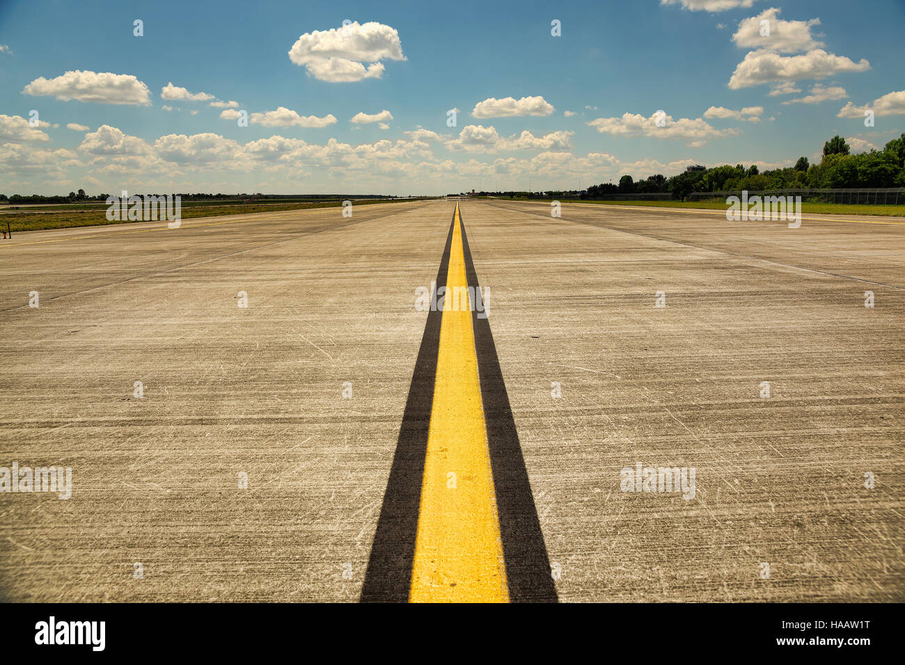 Empty runway hi-res stock photography and images - Alamy
