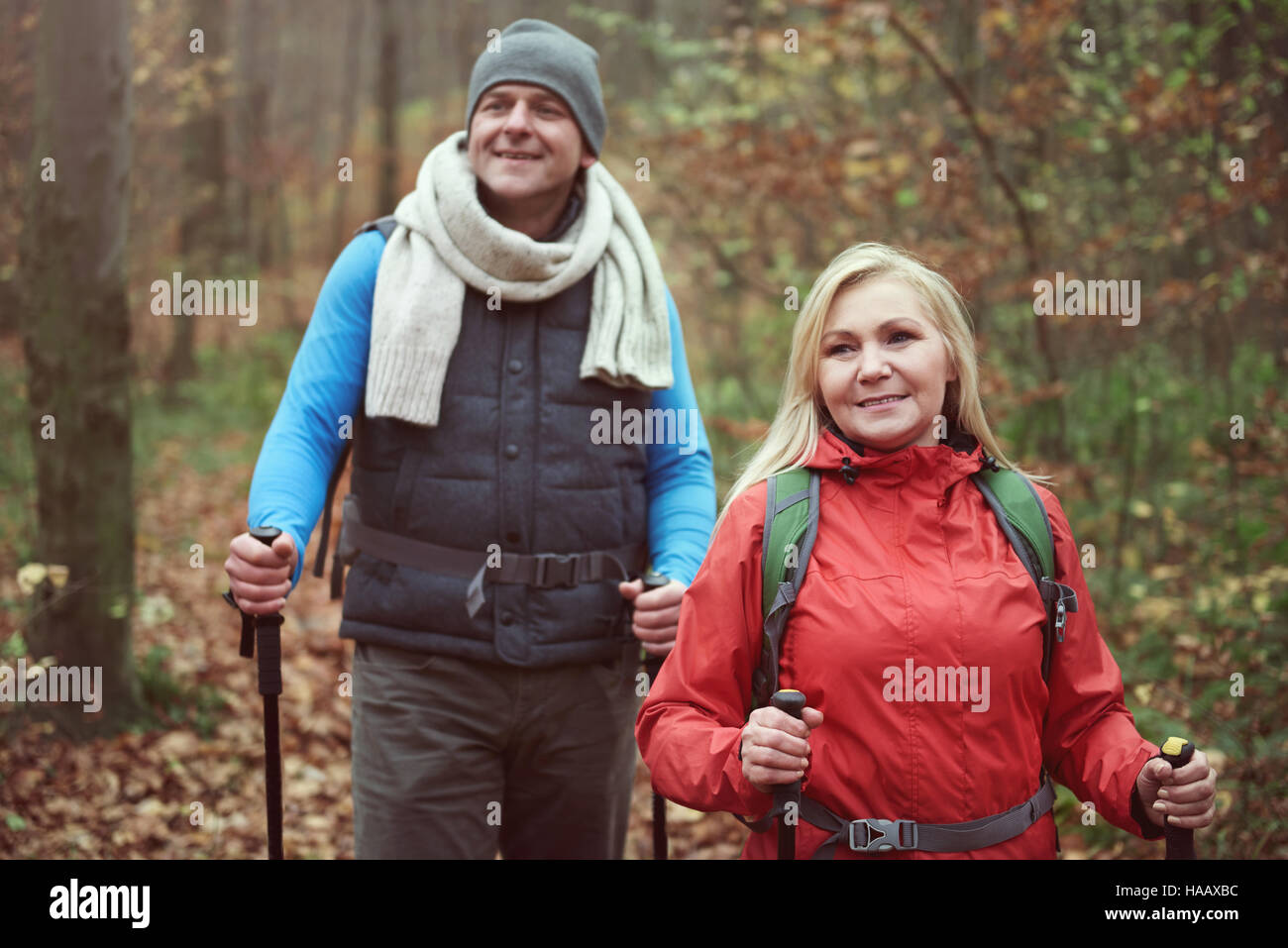Couple forest autumn hi-res stock photography and images - Alamy