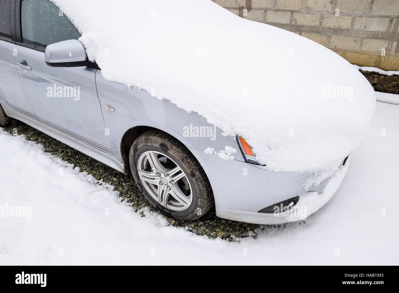 Fall asleep wet snow car. Snowfall of wet snow. Snow lying on the car ...