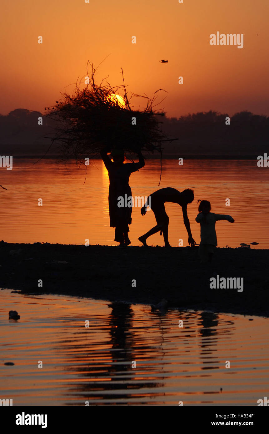Lahore, Pakistan. 28th Nov, 2016. Pakistani gypsy family member ...