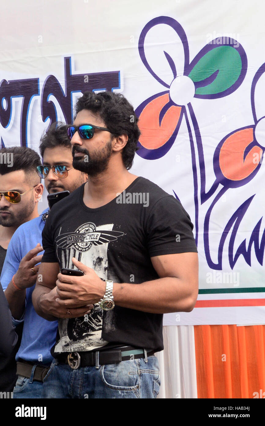 Kolkata, India. 28th Nov, 2016. TMC MP and Film Actor Dev during the rally in Kolkata. In ...
