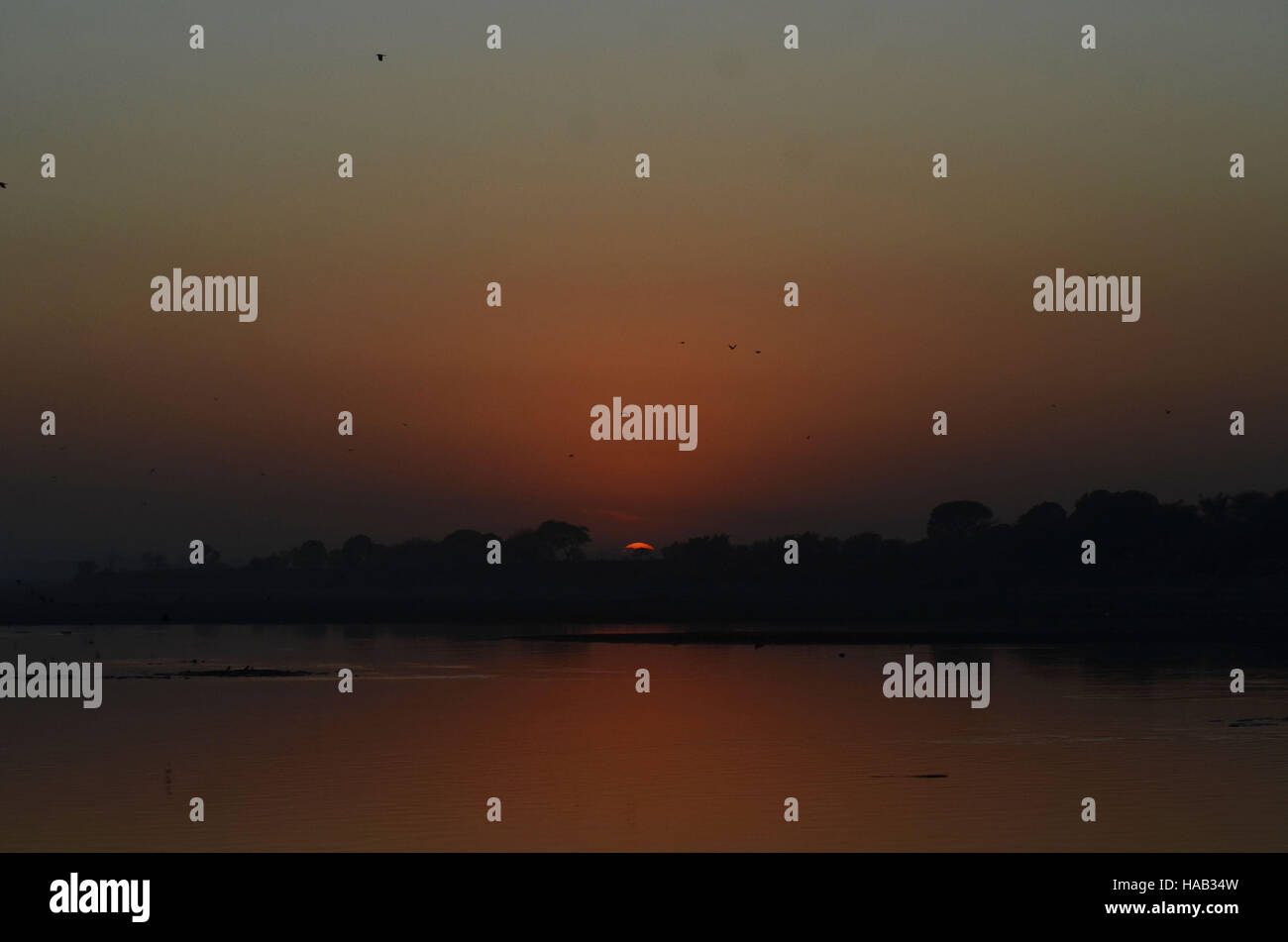 Lahore, Pakistan. 28th Nov, 2016. An attractive view of the sunset at ...