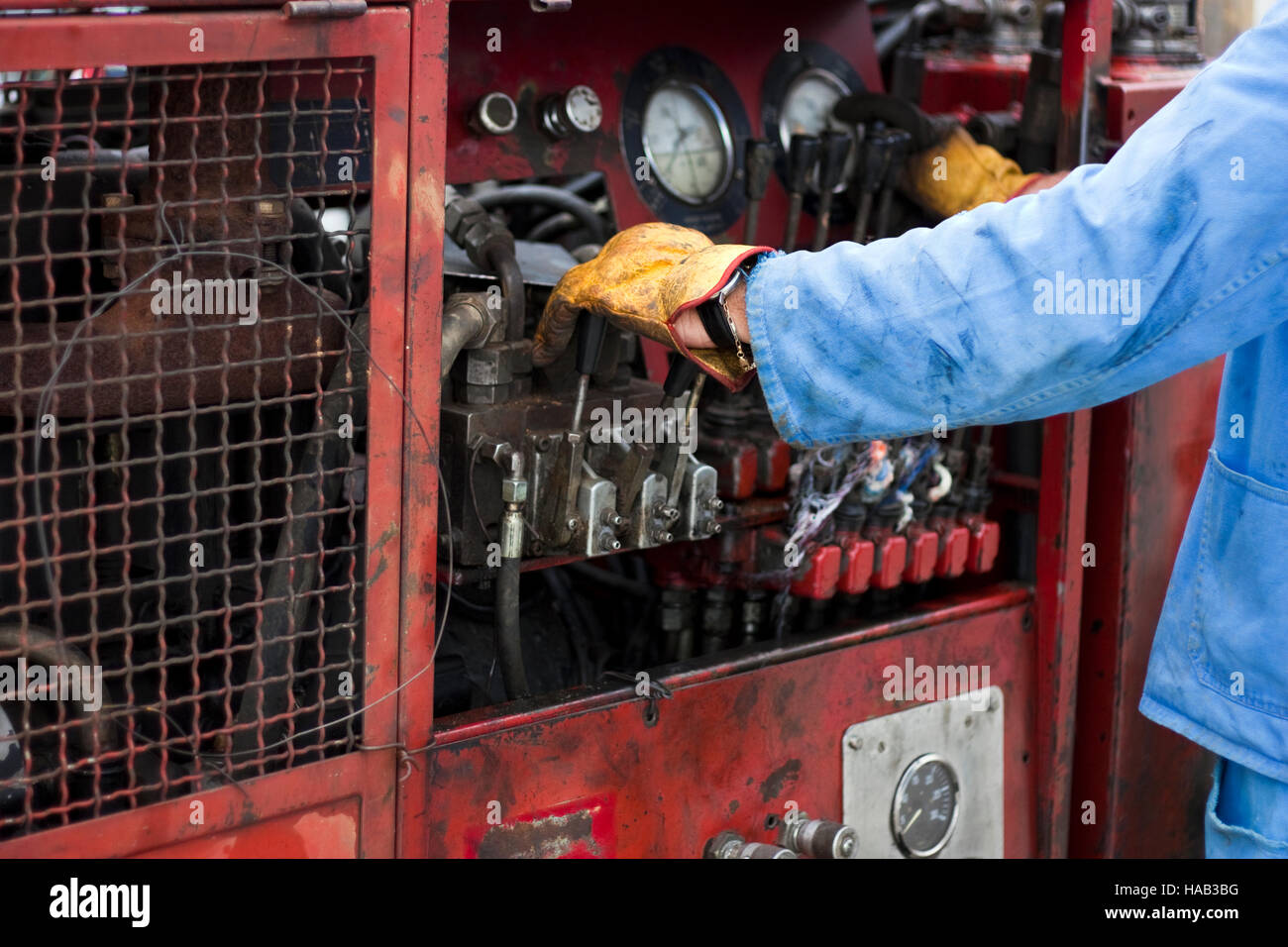 Old man working hard hi-res stock photography and images - Alamy