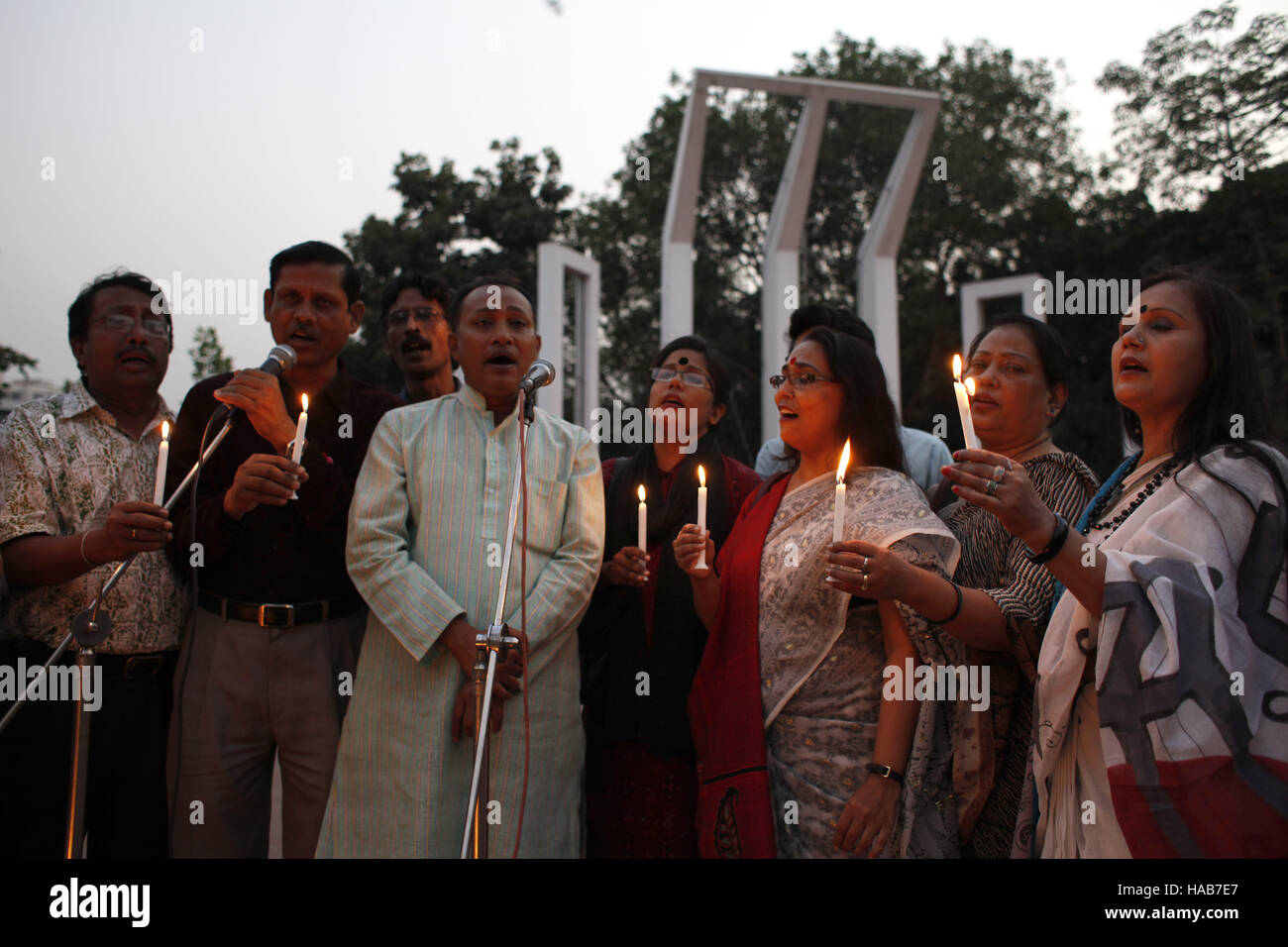 Dhaka, Bangladesh. 28th Nov, 2016. Bangladeshi activists, cultural ...