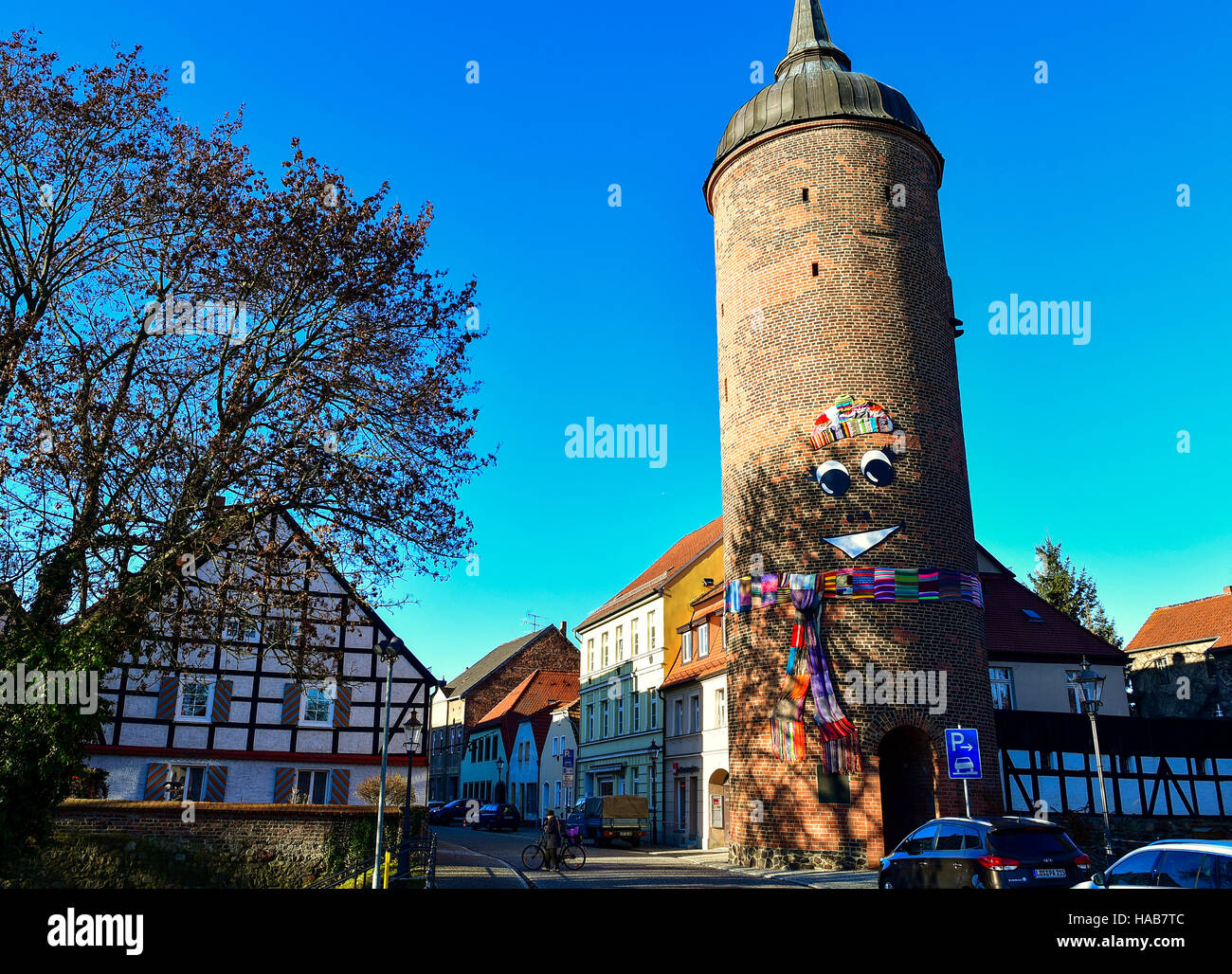 Luckau, Germany. 28th Nov, 2016. The Red Tower of Luckau is decorated ...