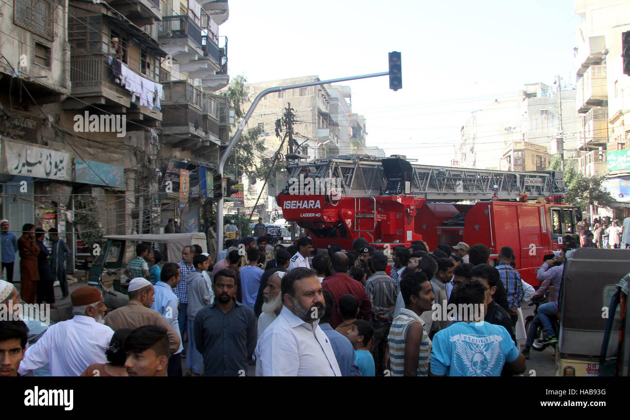Pakistan. 28th Nov, 2016. Rescue workers evict residents from building ...