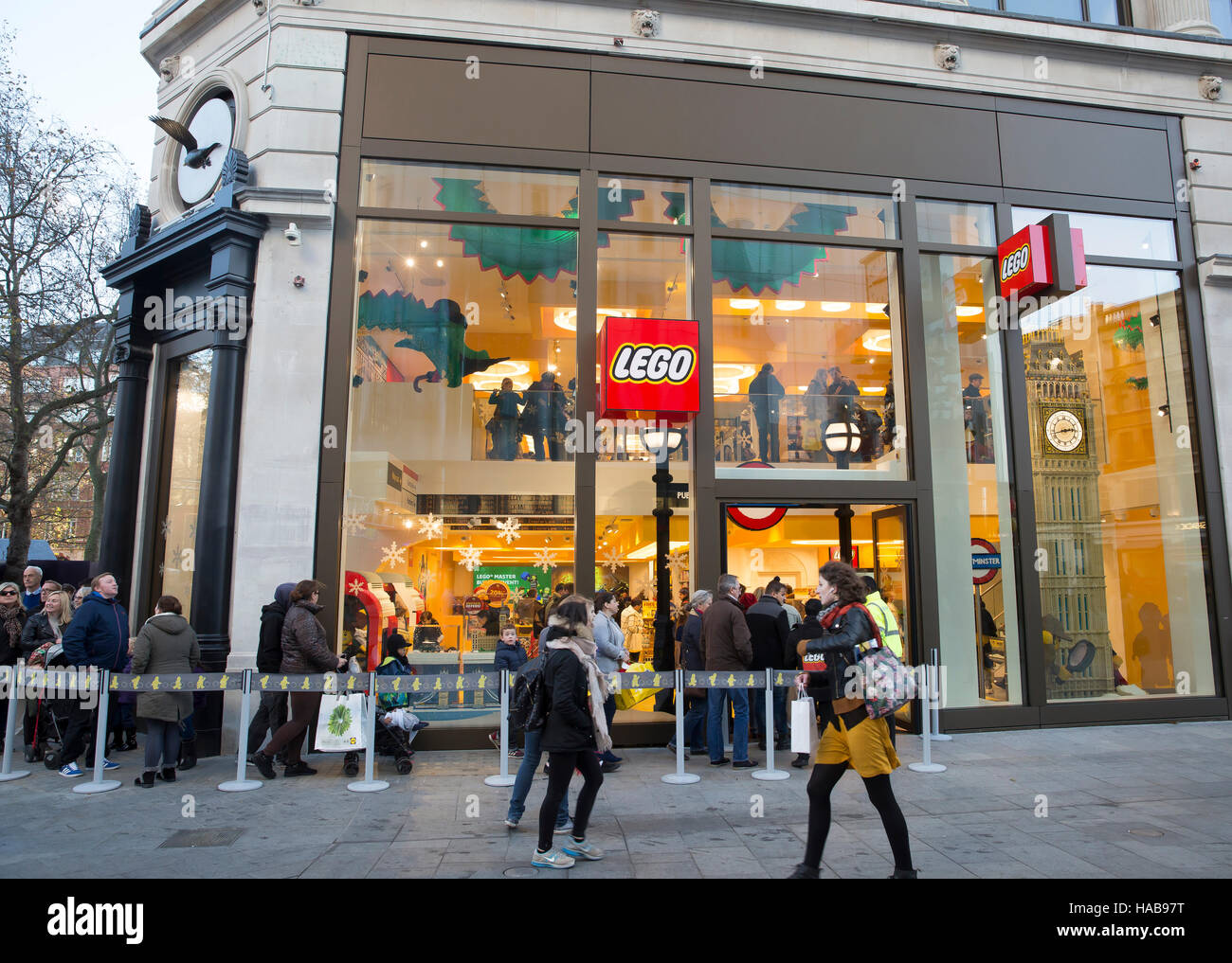 Leicester Square,UK,28th November 2016,People queue to go inside the ...