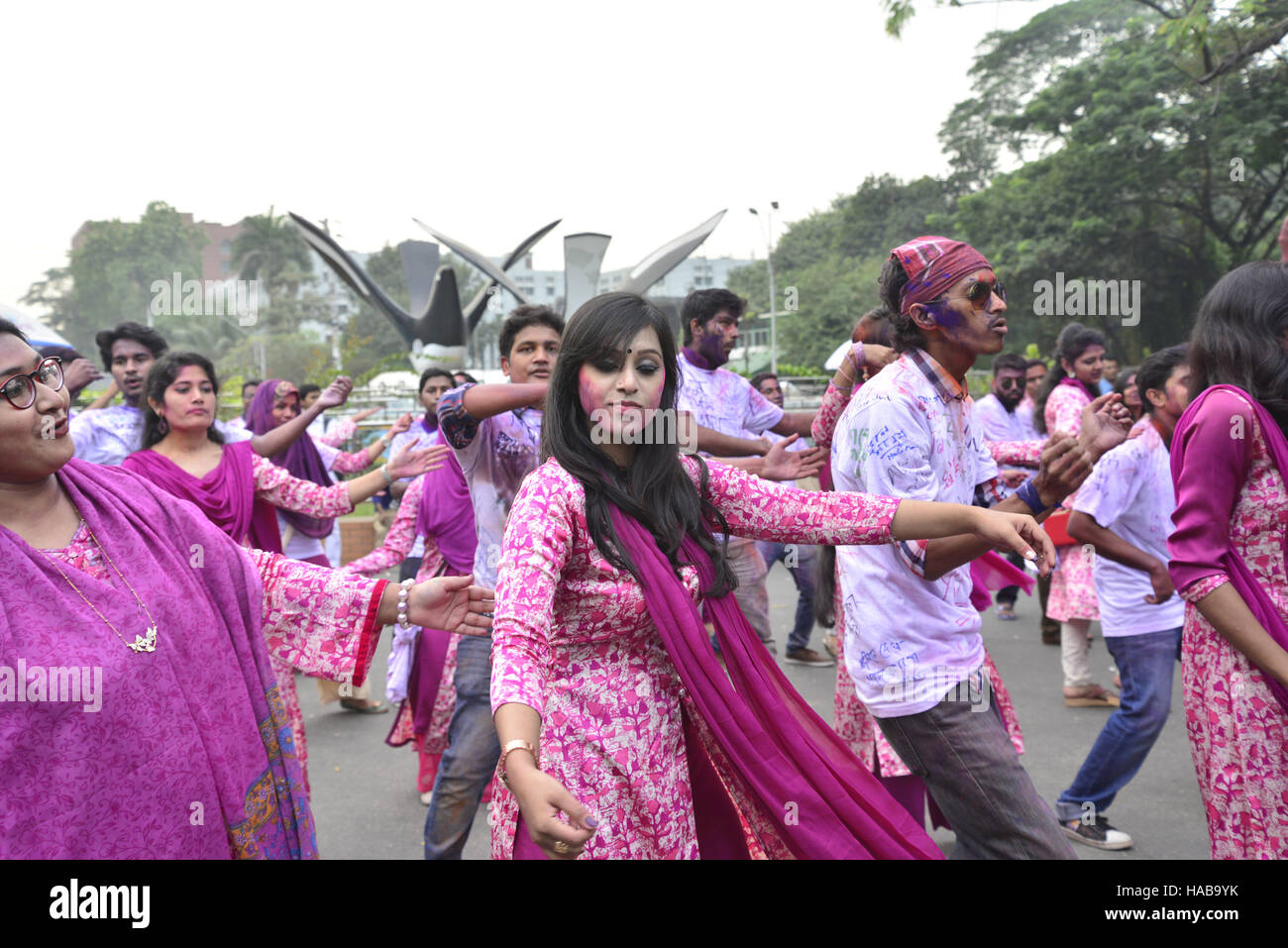 Dhaka, Bangladesh. 28th Nov, 2016. Dhaka University's Tourism department’s students dance to ...