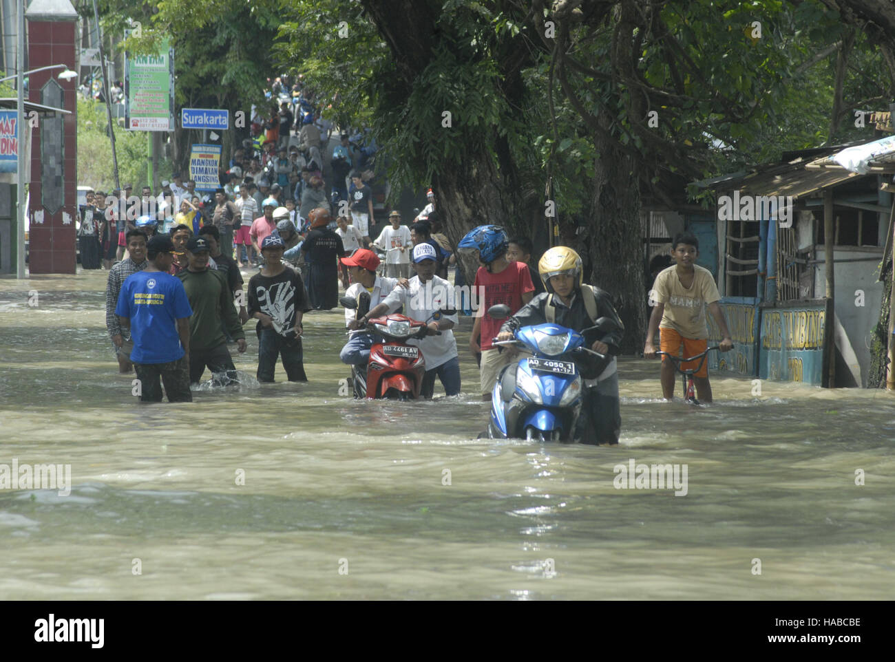 Cetral Java, Indonesia. 29th Nov, 2016. People wade through flood water ...