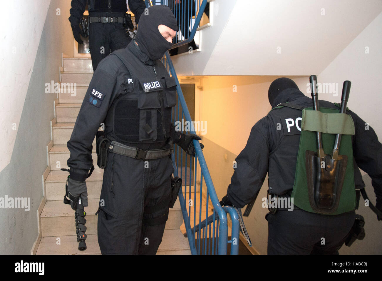 Kassel, Germany. 29th Nov, 2016. German police officers pictured during ...