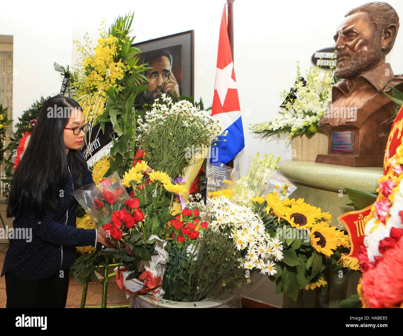 Hanoi, Vietnam. 29th Nov, 2016. A woman offers wreath of flowers and ...