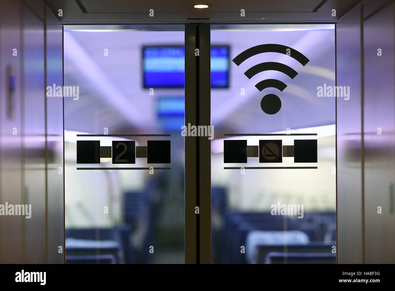 Berlin, Germany. 29th Nov, 2016. The Wifi symbol displayed on the door ...
