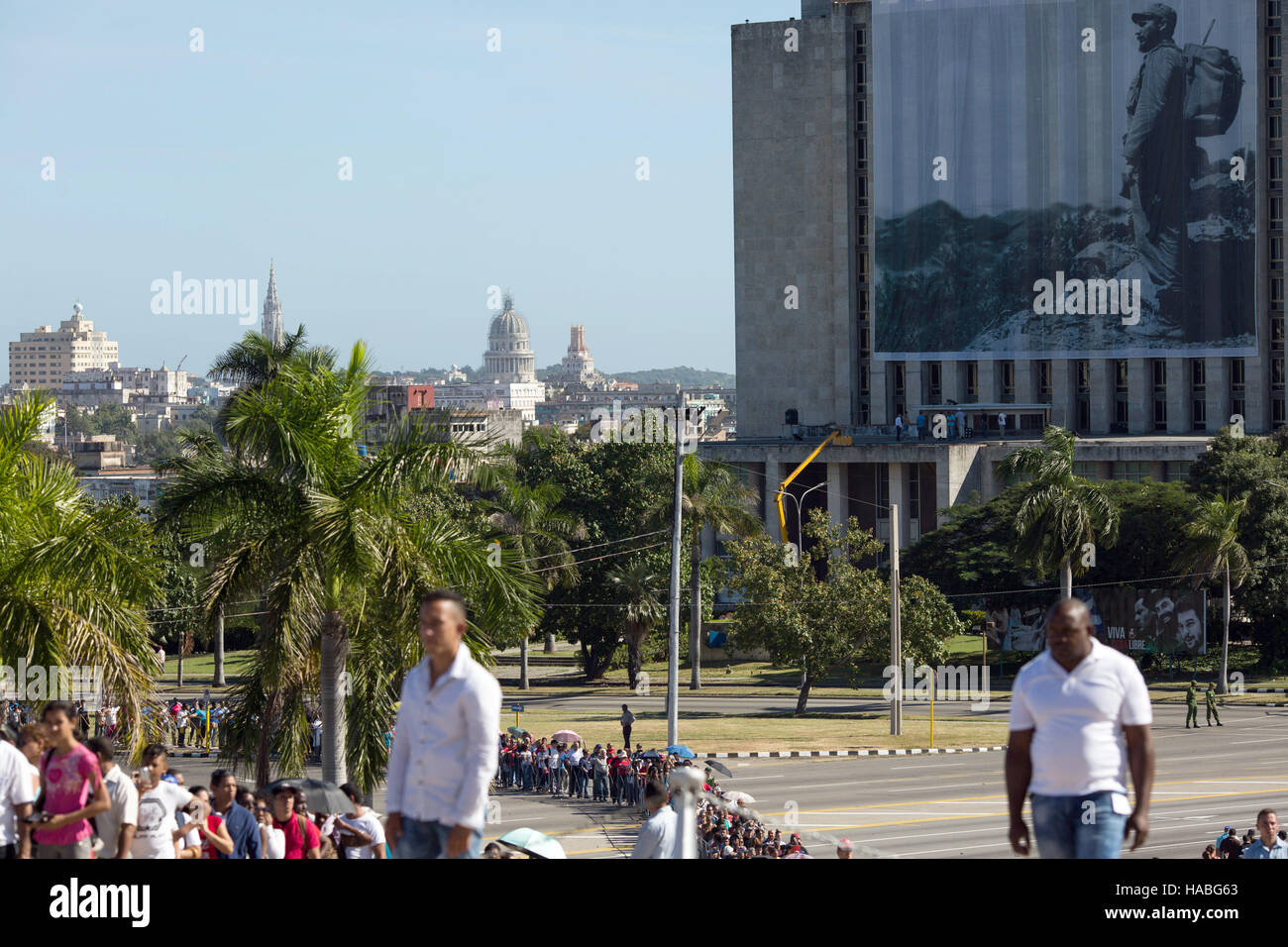 Havana, Cuba. 29th Nov, 2016. The line outside the Fidel memorial in ...