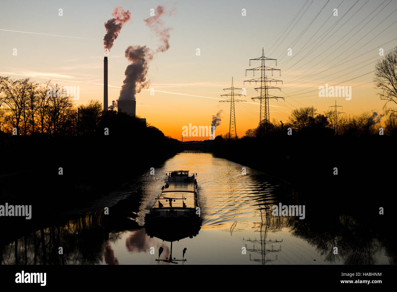 Rosslau, GErmany. 29th Nov, 2016. A mechanical digger on a floating ...