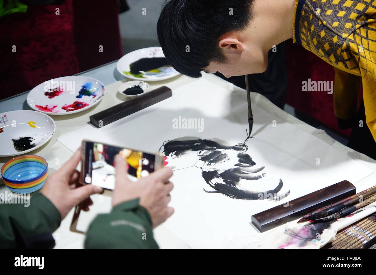 Foot painting artist armless hi-res stock photography and images - Alamy