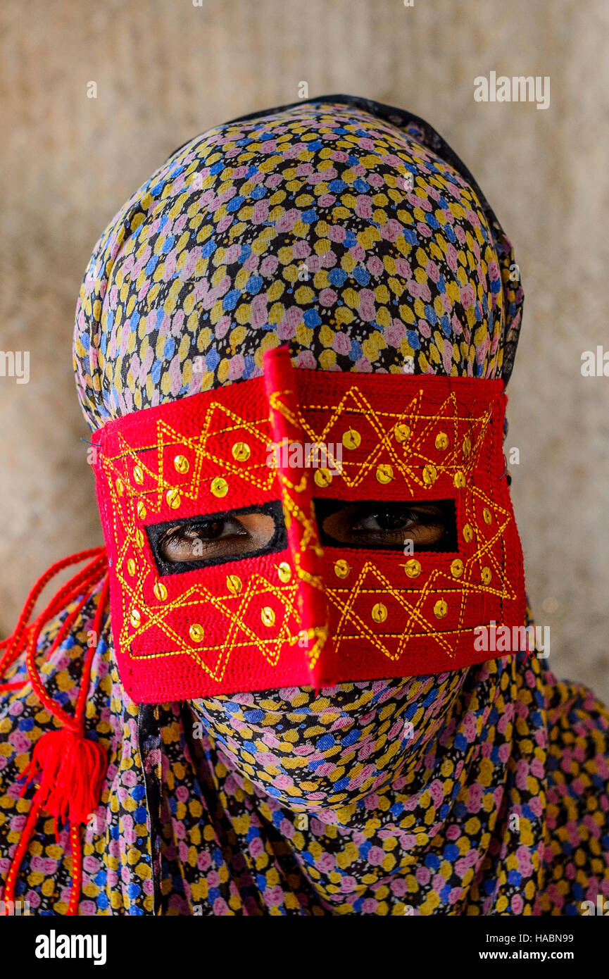 Bandari woman mask hi-res stock photography and images - Alamy