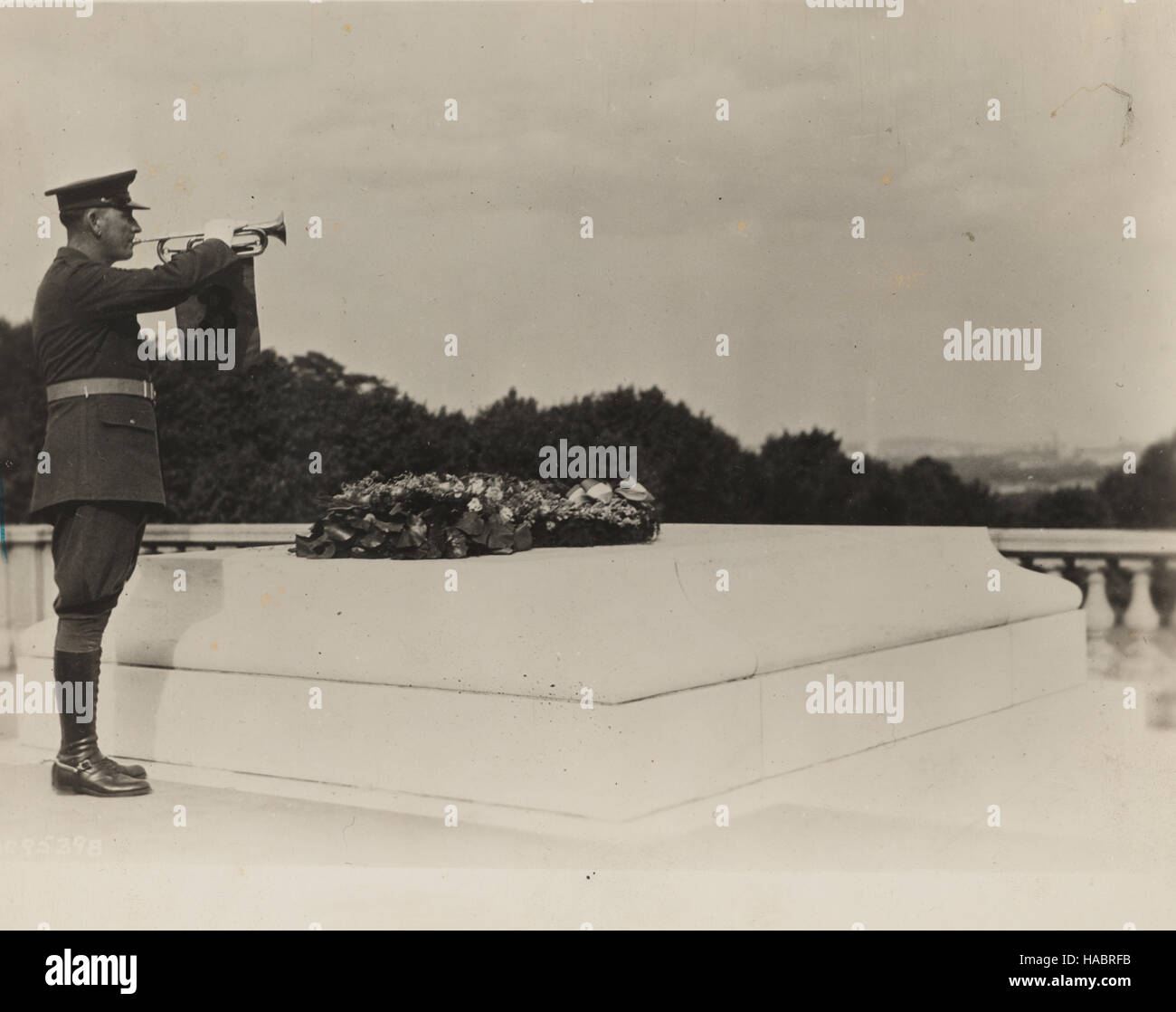 Playing Taps at the Tomb of the Unknown Soldier, Arlington Cemetery ...
