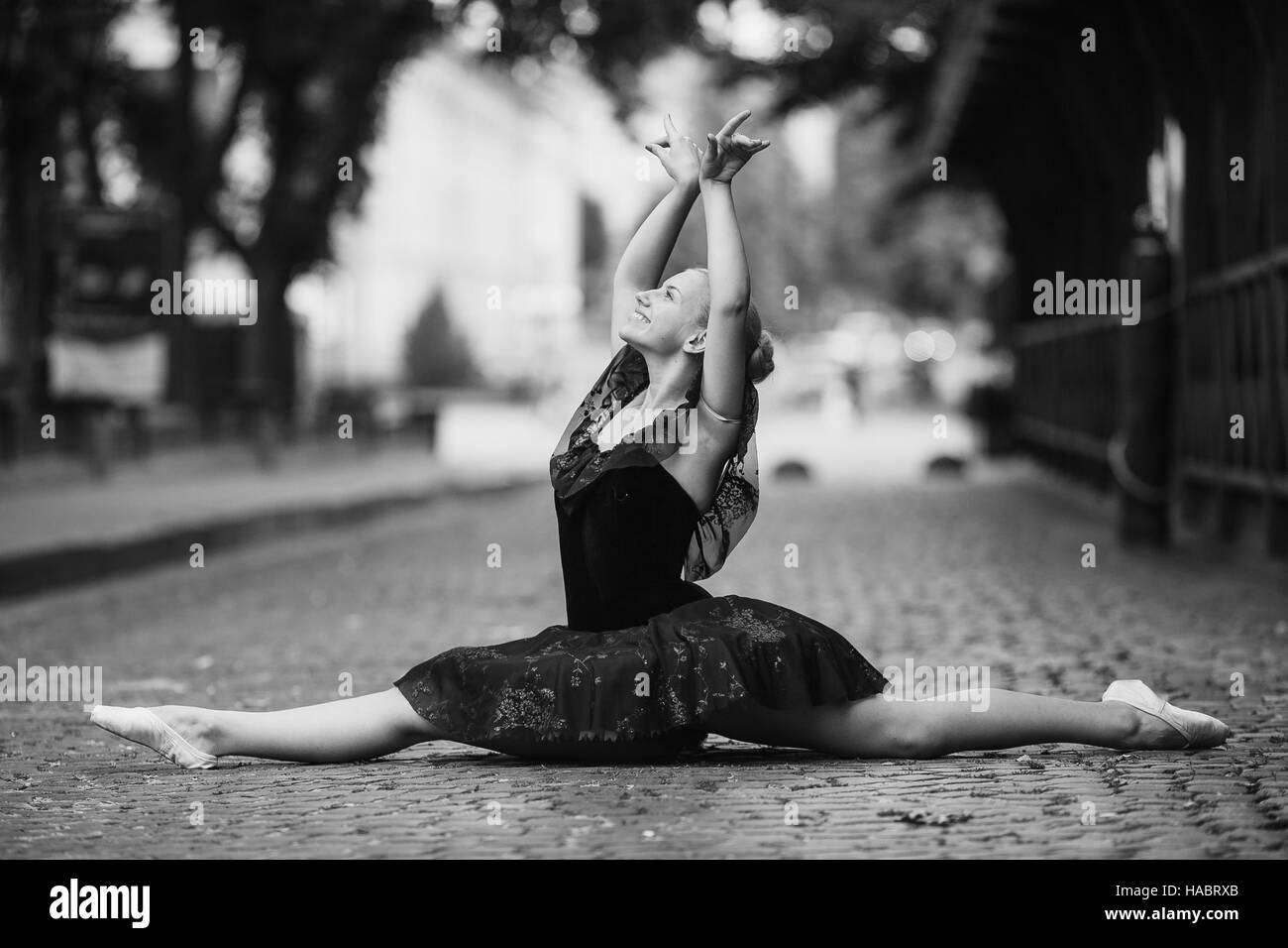Ballerina doing the splits Stock Photo - Alamy