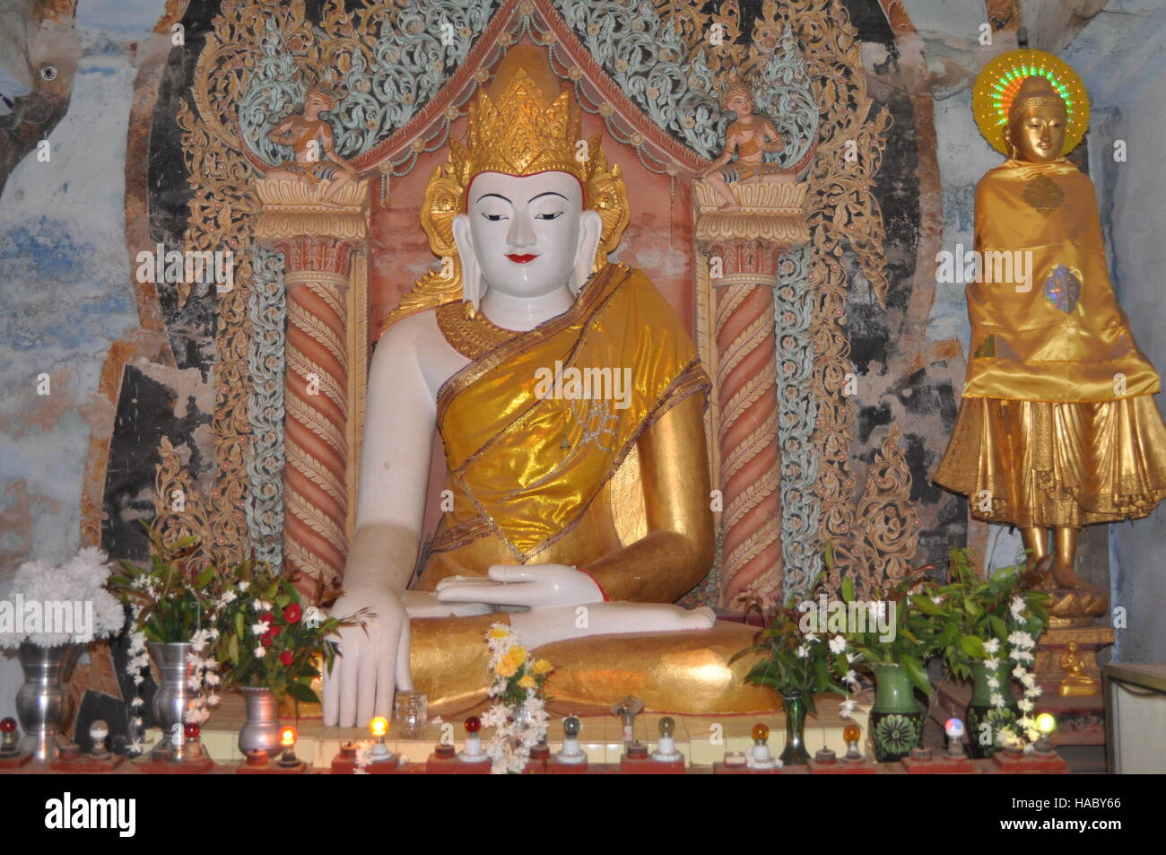 Myanmar bagan golden buddha statue hi-res stock photography and images ...