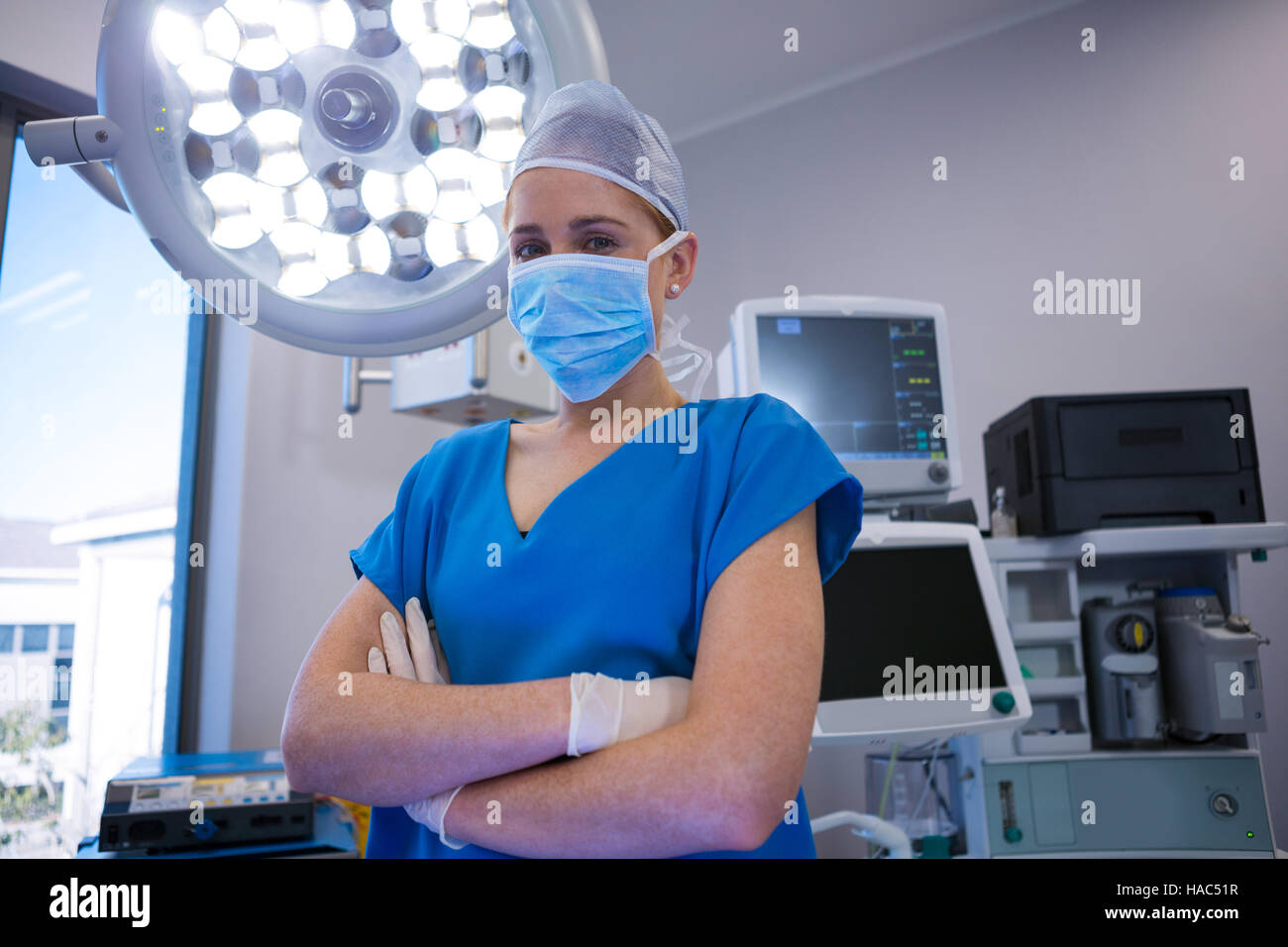 Portrait surgeon standing arms hi-res stock photography and images - Alamy