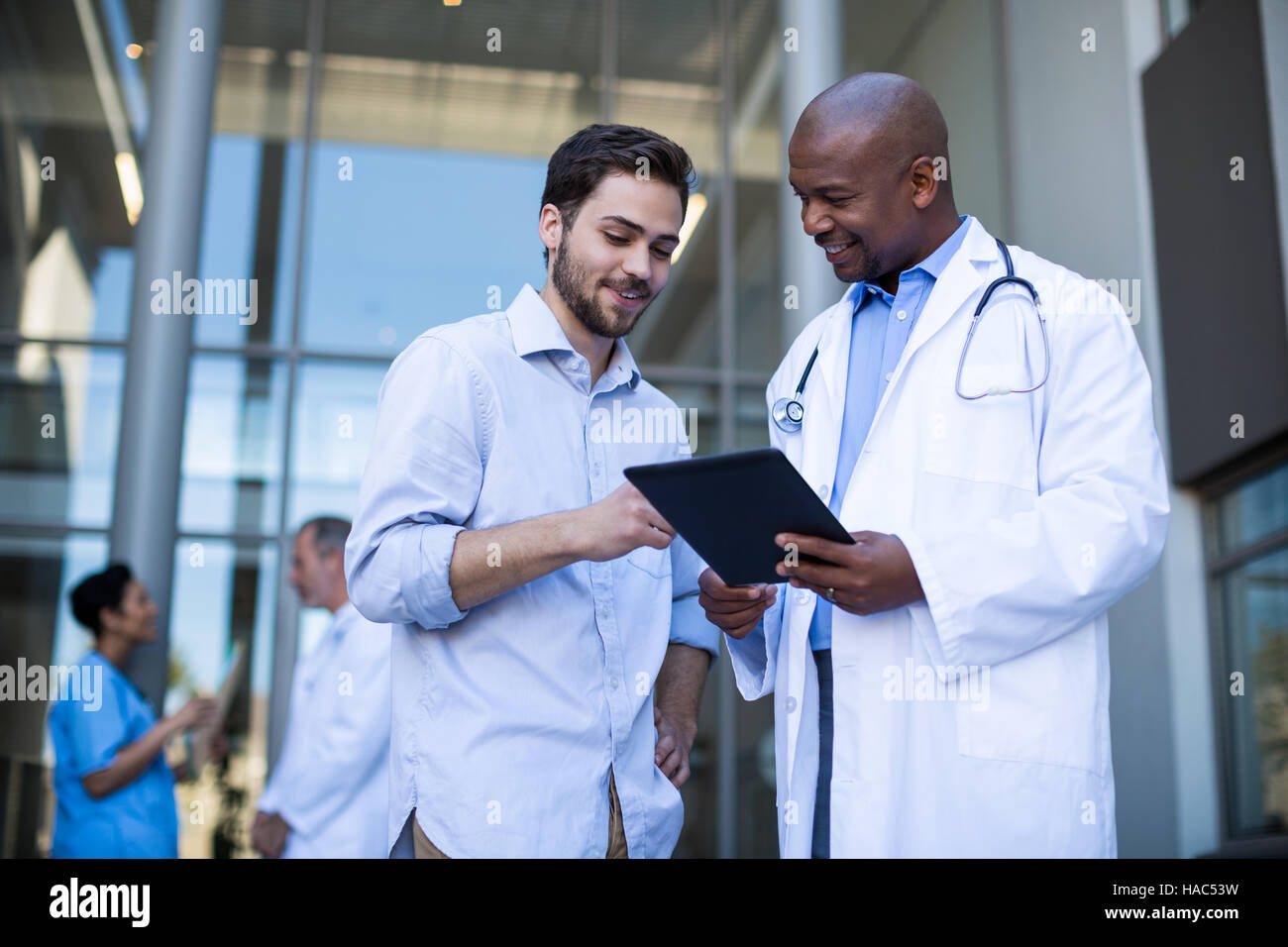 Doctor patient discussion hi-res stock photography and images - Alamy