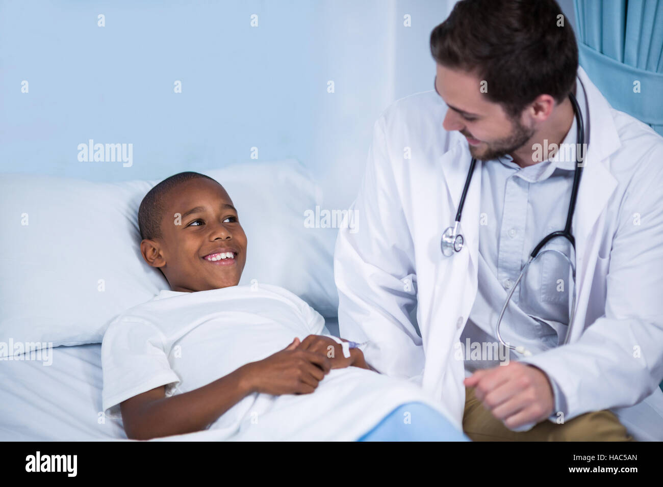 Doctor interacting with patient Stock Photo - Alamy