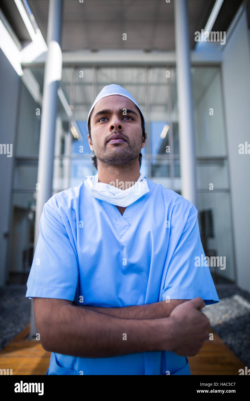 Male surgeon standing with arms crossed Stock Photo - Alamy