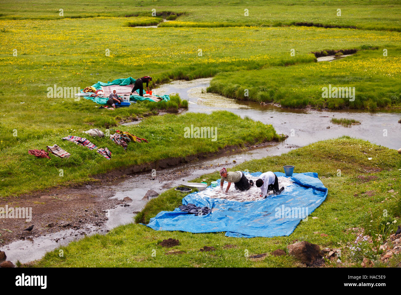 Children washing clothes in river hi-res stock photography and images ...