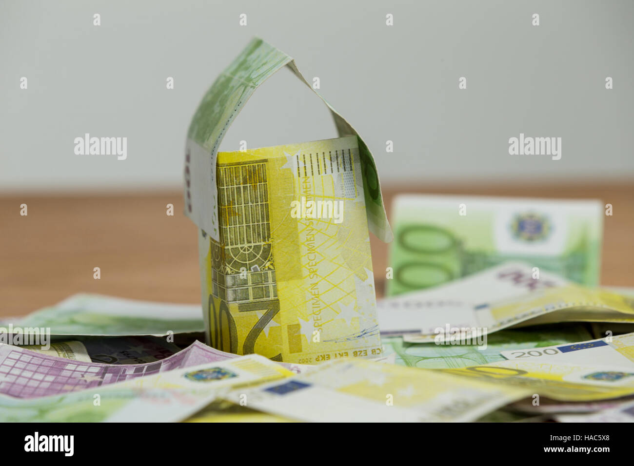 House made of paper hi-res stock photography and images - Alamy