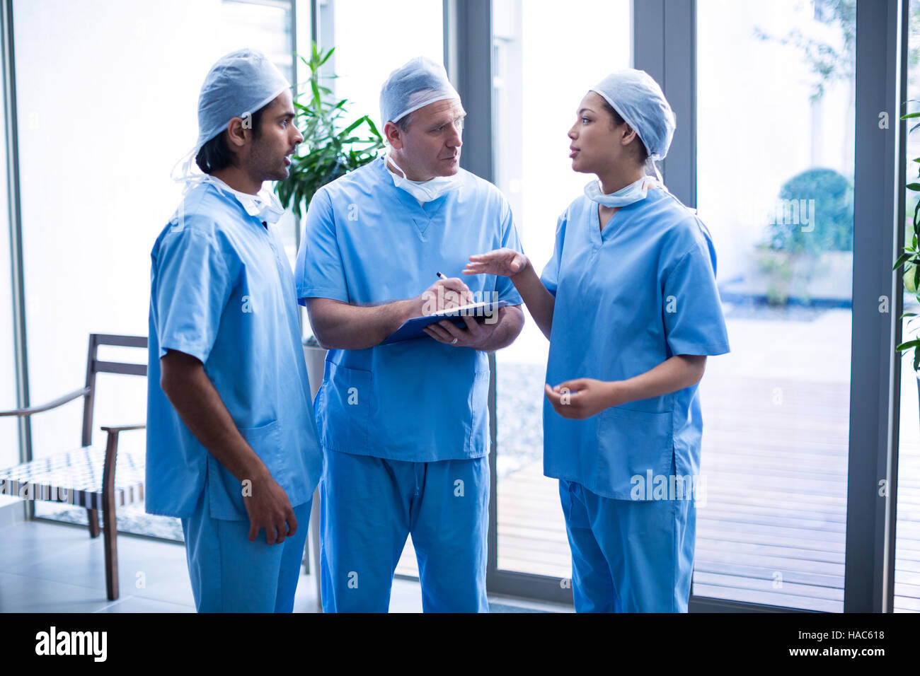 Surgical team talking hi-res stock photography and images - Alamy