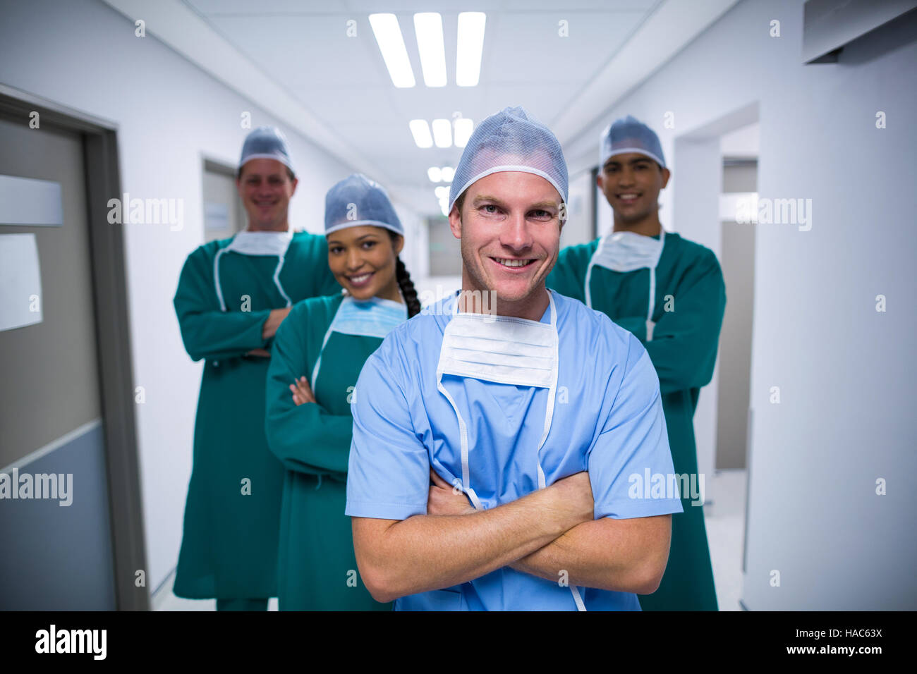 Portrait surgeons nurse standing arms hi-res stock photography and ...