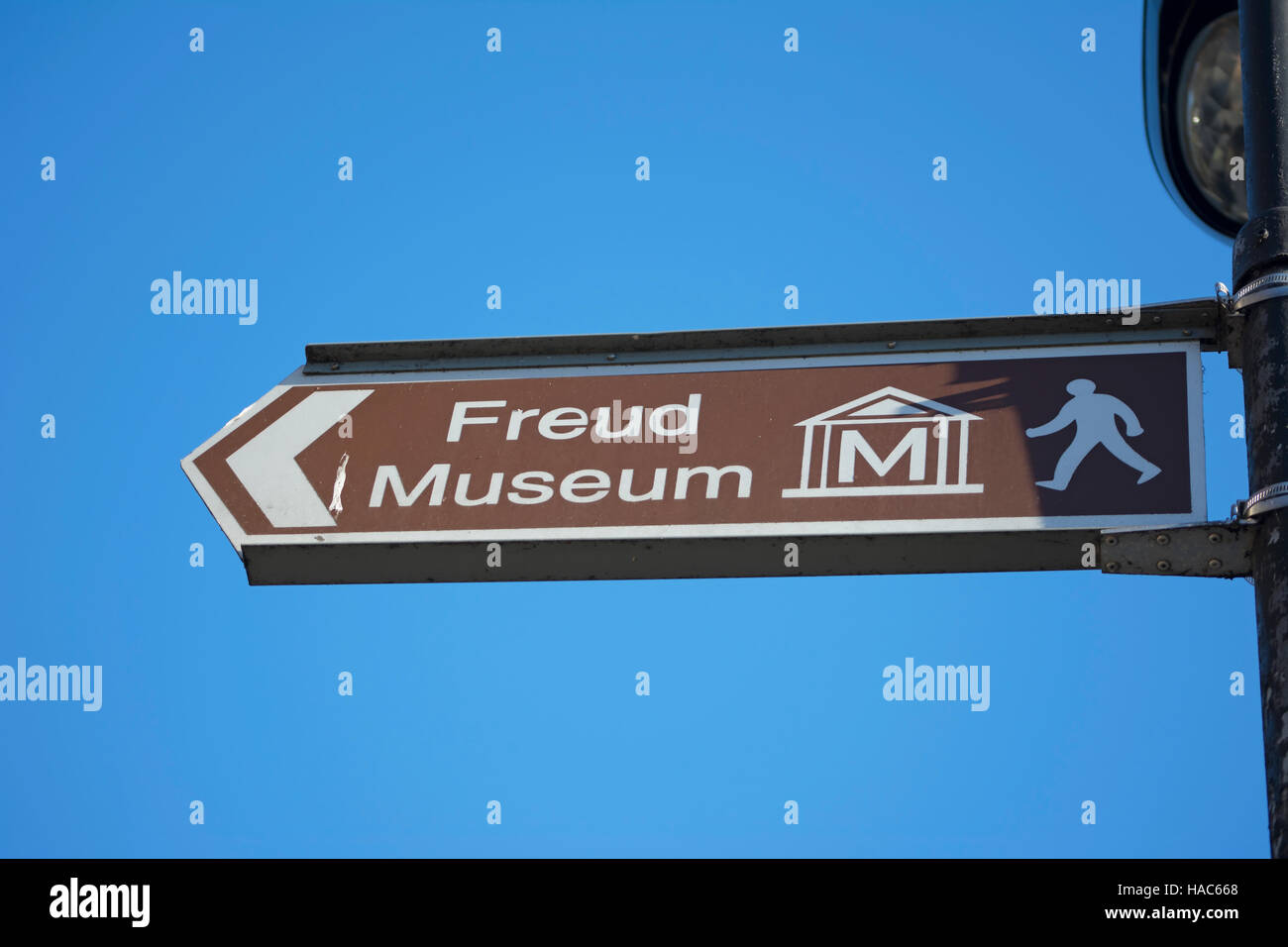 Museum direction sign hi-res stock photography and images - Alamy