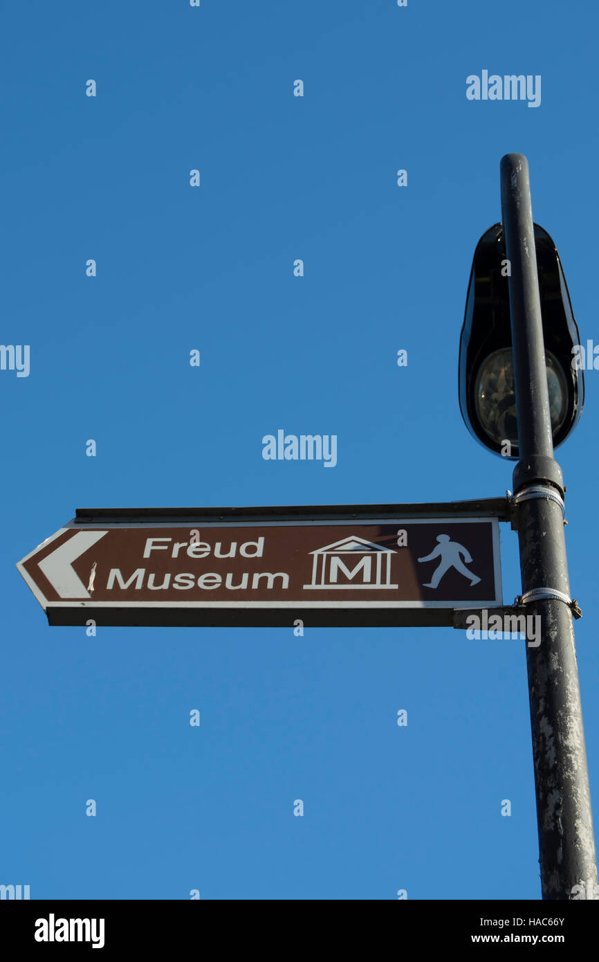 Museum direction sign hi-res stock photography and images - Alamy