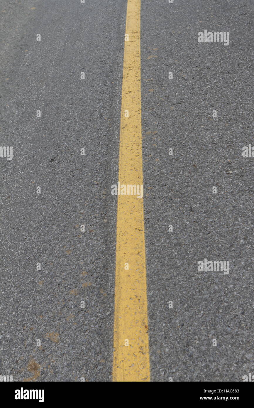 Yellow line on asphalt hi-res stock photography and images - Alamy