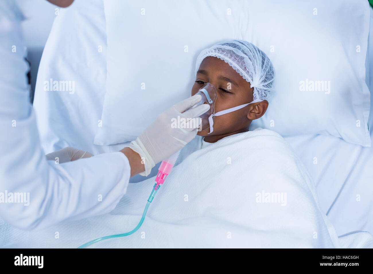 Doctor placing an oxygen mask on patient Stock Photo - Alamy